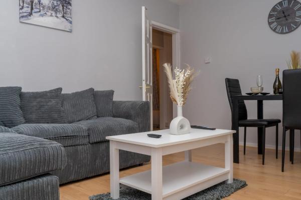 2 Bedroom Home Coventry, Parking - コヴェントリー