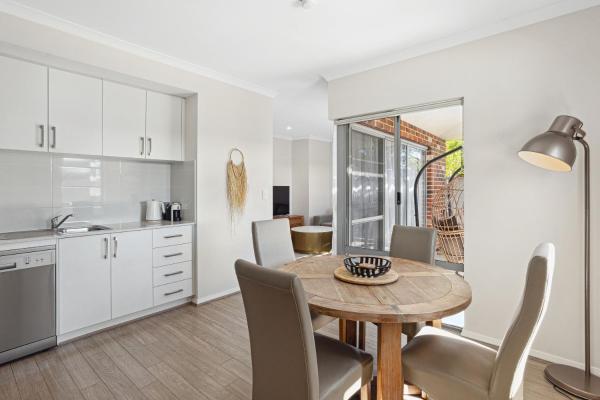 Tranquil Tree Views 2 Bedroom 2 Bathroom Apartment - Perth