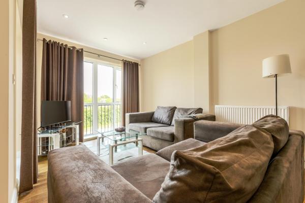 2br Apt With Balcony, 5 Mins To Heathrow - Hampton
