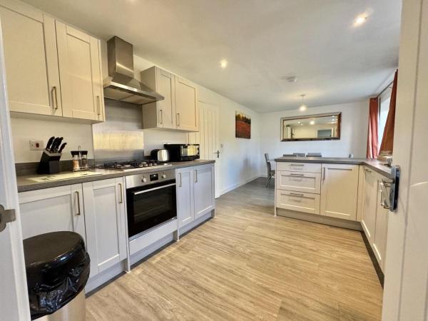 Spacious New 5 Bedroom Home In Swindon - Swindon