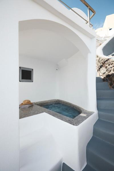 Caldera Serenity Cave Villa Oia, Santorini Breathtaking Caldera Views Traditional Cave-style Luxury Outdoor Hot Tub Modern Comforts , - Santorini