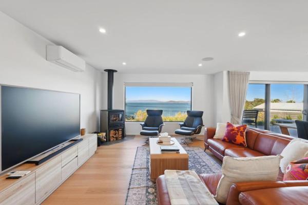 Modern Coastal Retreat And Hot Tub - Hobart