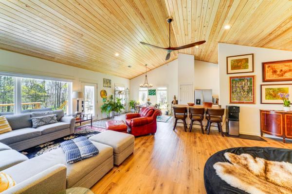 Hot Tub, Deck And Fire Pit Chic Louisville Home! - Mount Washington, KY