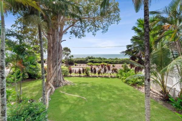 Dolce Vita Beach House 4 Bedrooms - Clifton Beach