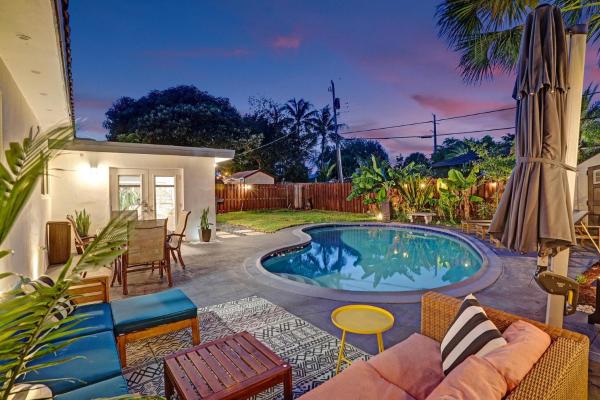 Newly Renovated W Heated Saltwater Pool & Hot Tub - Broward County, FL