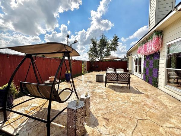Family Big Backyard Fireplace - 휴스턴