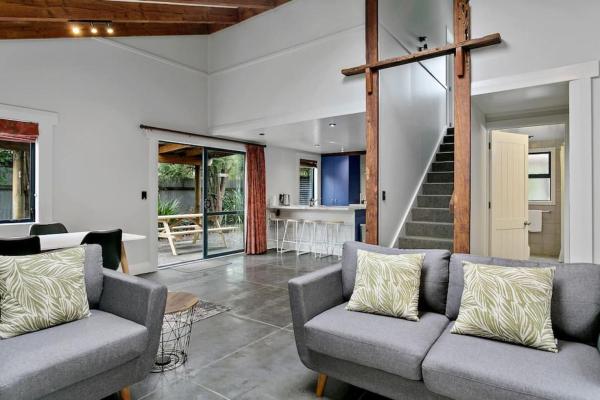 Central And Cozy 2br Retreat With Parking And Free Wifi -