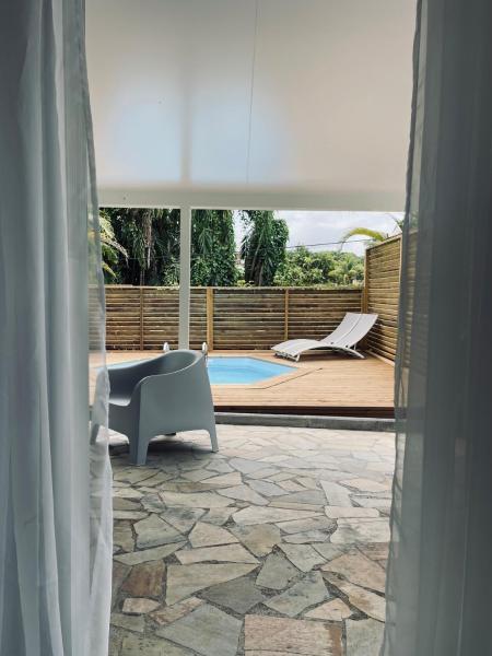Bas De Villa F2 Clôturé Avec Jardin Au Lamentin - Guadeloupe