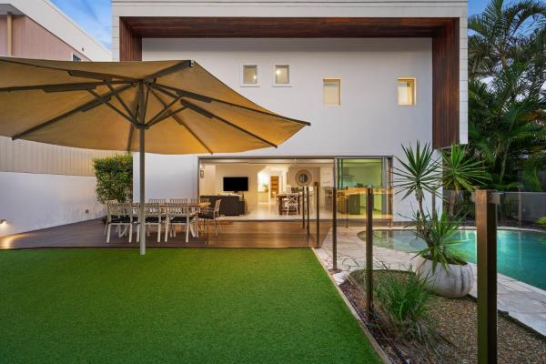 9 Depper Street - Large Residence Entire 6 Bed House - Noosa