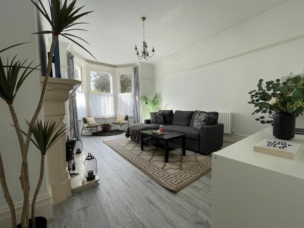 Spacious Flat! Sleeps 7, Pet Friendly And Parking - Northampton