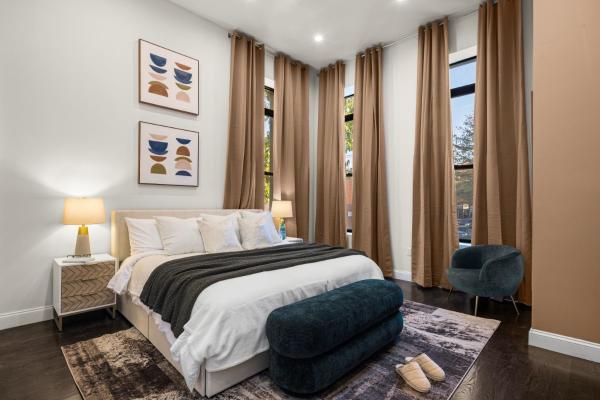 Stylish 3br Designer Home In Harlem With Parking - The Bronx, NY