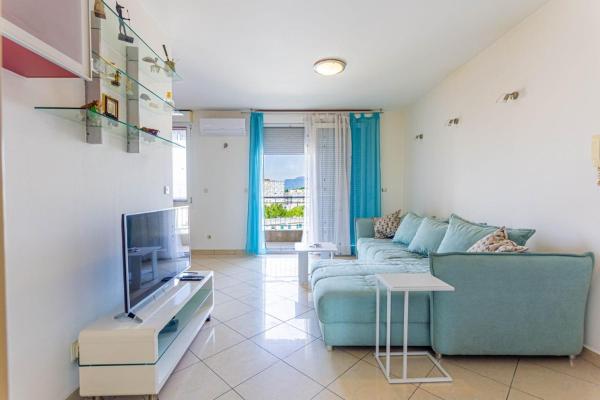 Spacious Terrace Apartment With Private Parking - Split