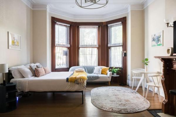 Bright Back Bay Studio - Arlington, MA