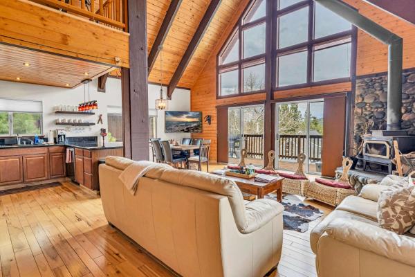 Spacious Truckee Retreat With Fireplace & Deck - Truckee, CA