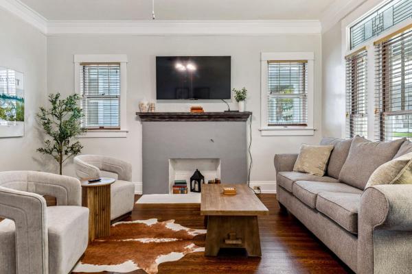Dog-friendly House By Main Street - Chesterfield, MO