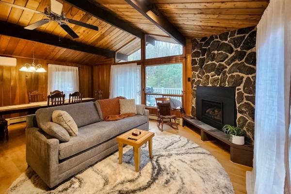 Stowebury Retreat - Waterbury Village Historic District