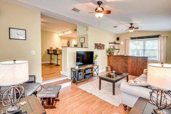 1 Block To Crescent Lake Charming Home With Porch! - Crescent City, FL