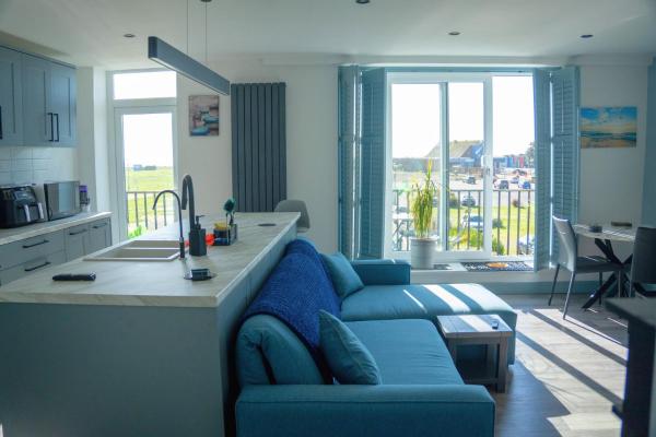 Modern Beachfront Apartment - Arundel