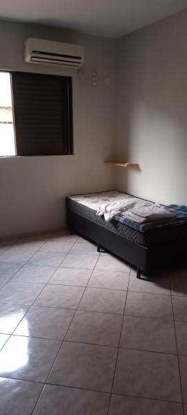 Quarto Independente Em Casa De Família Com Banheiro Fora Da Habilitação Mas é Privado - Santos