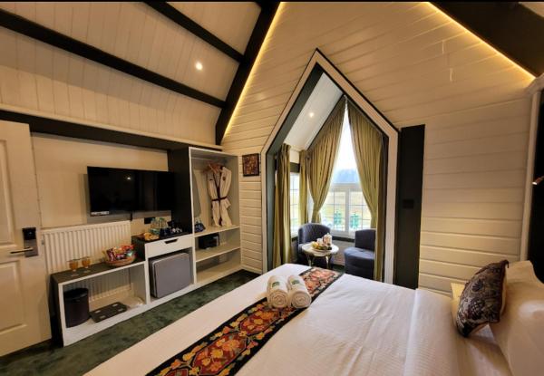 Appollo 11 Luxury Houseboat - Srinagar