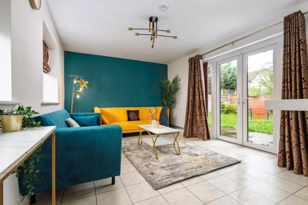 Spacious 4bd 3bt Home - Etihad - Coop - Pool Table - Free Parking - Manchester