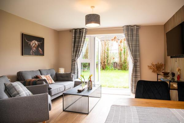 Highland Cow Apartment - Loch Ness