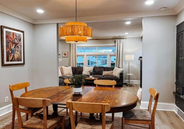 Large 4 Bedroom Recently Renovated With Hot Tub - Cleveland, OH