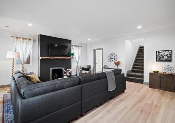 Gorgeous Remodel Game Room Sleeps 8 - Akron, OH
