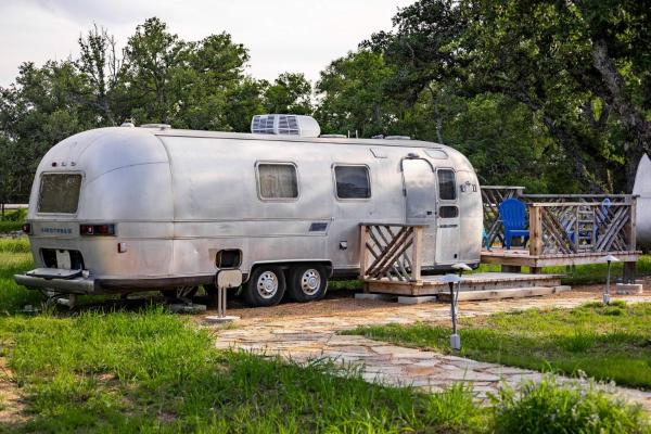 Newly Renovated Camper With Fresh Decor And Tiny Deck In Texas - United States