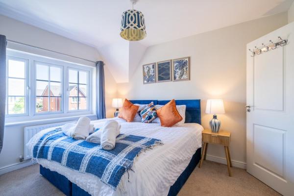 Sleek 3-bedroom Escape, Timeless Charm, Near Monmouth Castle, Sleeps Five, Parking, Free Wifi - Newport