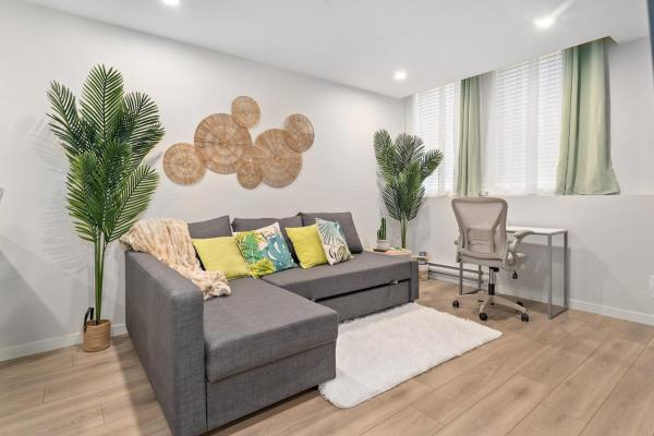 Tropical Caribbean-themed Cozy Getaway - King Bed - Calgary