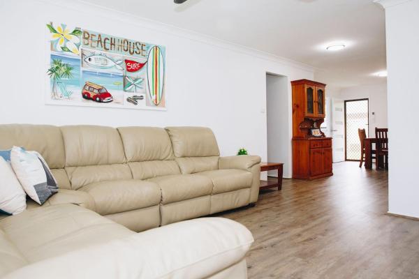 Perfect Location 4br Home Warana - 200m To Beach! - Sunshine Coast