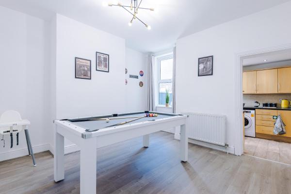 Stunning Home In Salford With Free Parking, Office, Pool & Ping Pong Table - 