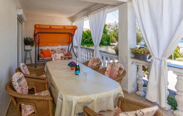 Amazing Apartment In Banjol With Wifi - Lun