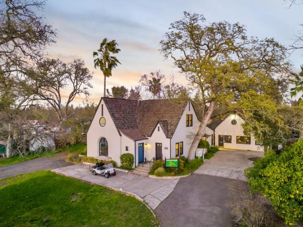 Tudors Village Bnb - Roseville, CA