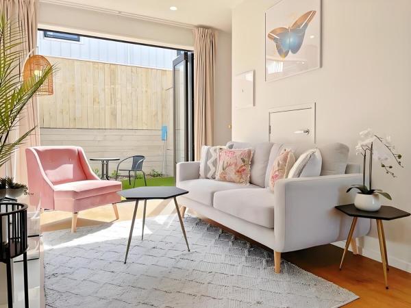 2br City Townhouse With Air Con Courtyard And Parking - Riverhead