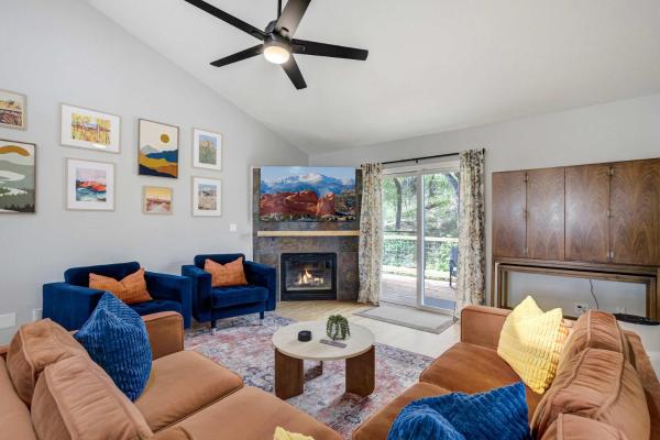 Traveler's Terrace Old Colorado City Fire Pit - Colorado Springs