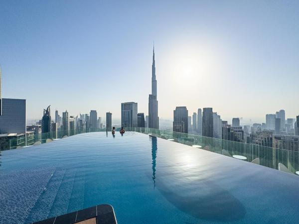 Infinity Rooftop Pool With Full Burj Khalifa View - Dubai