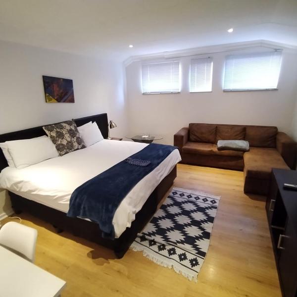 Paulshof Guesthouse - Kingsway B&b - Midrand