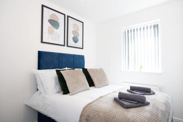 Contemporary 3 Bedroom Home With Garden & Parking - Bolton