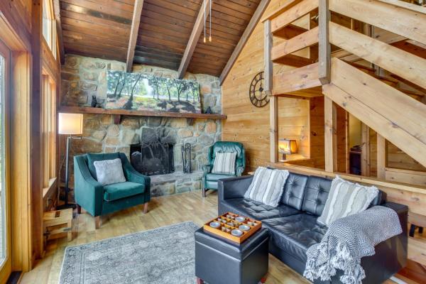 Luxe Ellijay Cabin! Grand Views, Games & Hot Tub - Ellijay