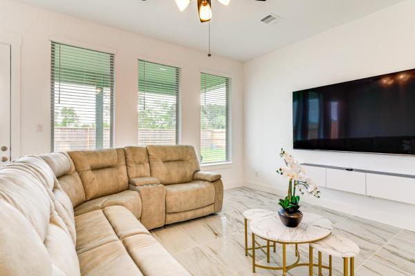 Patio And Pool Access Family Home In Tomball - Stagecoach, TX