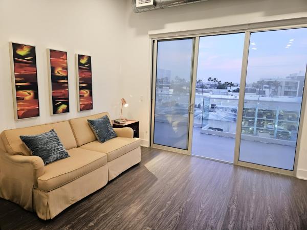 Chic Urban Residence - Prime Location & Parking - 