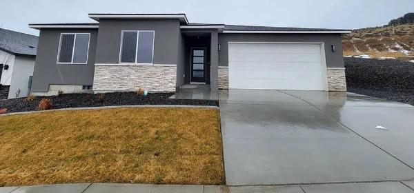 King Bed, Large Kitchen, Yard, Garage 6660 - Kennewick, WA