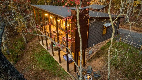 Chardonnay Chalet - Luxe Modern Chalet - Hot Tub, Wi-fi, Fire Pit, Game Room, Amazing Deck - 15 Min To Blue Ridge - Blue Ridge, GA