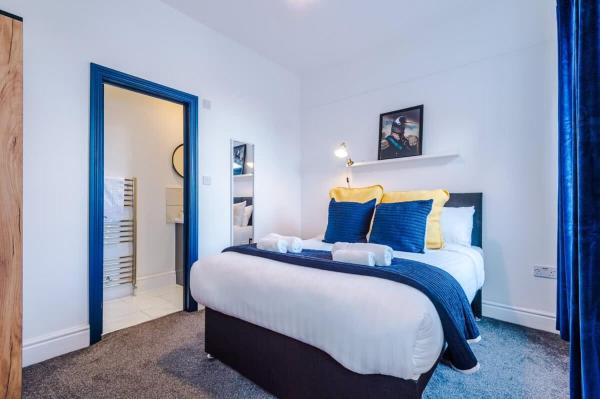 Barton House - Sleeping 10 - Bolton