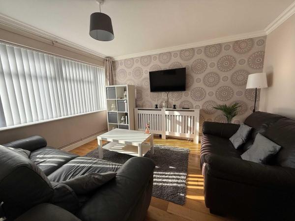 Convenient 4 Bedroom House With Garden In Luton - Luton