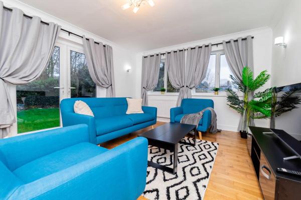 Spacious 4 Bed House W Parking In Milton Keynes - Willen Lake