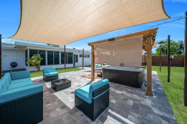 King Bed Hot Tub Pool Table Video Games - Cape Coral