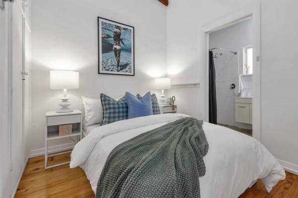 Once Upon A Tide- Steps To Glenelg Beach - Sleeps 4 - Short Stay Holiday Apartment - グレネルグ